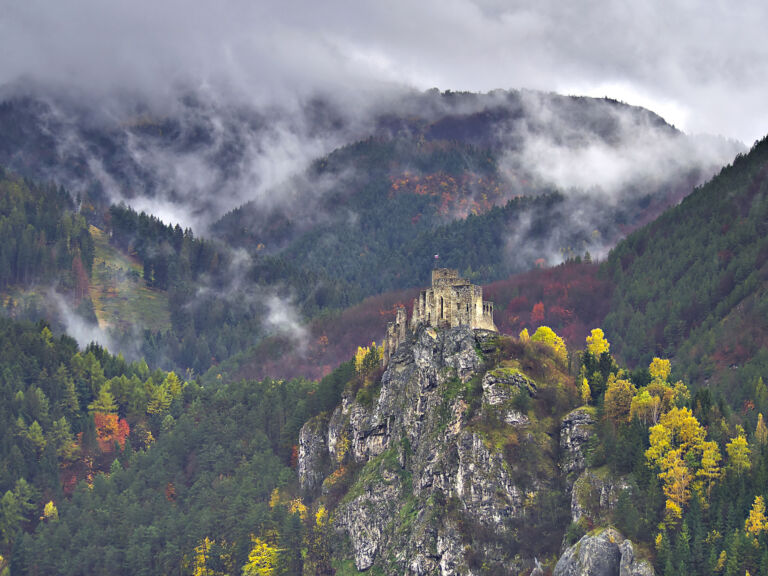 Hrad Strečno – strážny hrad pri ceste do Turca | slowensko.sk